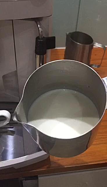 德龙ESAM03.110.W全自动咖啡机卡布诺奇制作流程