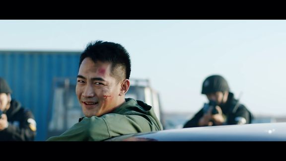 缉毒警察卧底被骗然后又单枪匹马回去一网打尽。