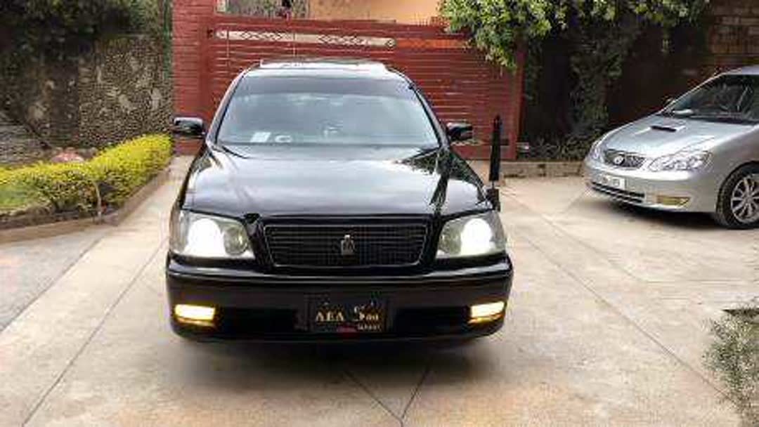 丰田皇冠到底好在哪,从十八到八十岁都有人买?