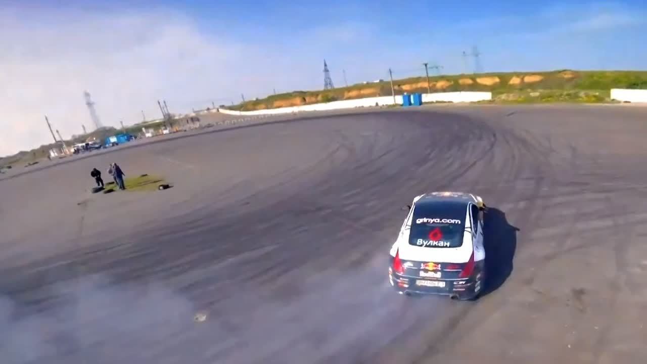 第三视角看自己开车,是一种什么体验?老外:真刺激