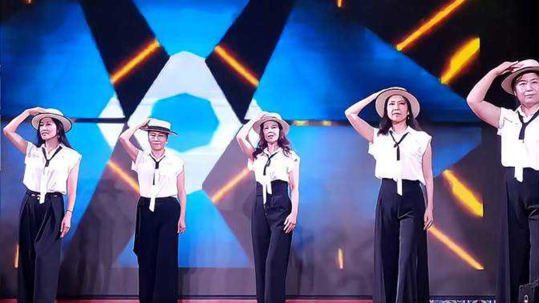 她们的模特表演;又潇洒又时尚,充满着火辣辣的情感,非常棒