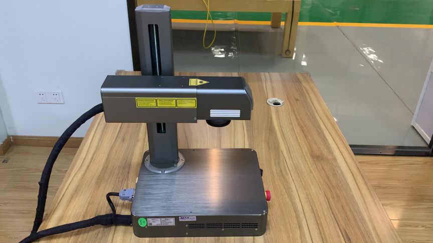 桌面一体式光纤激光打标机!摆摊经济必备神器