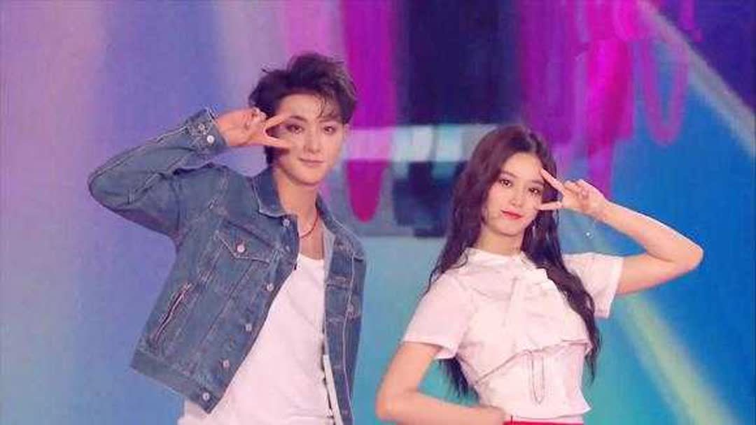 黄子韬徐艺洋相爱相杀名场面,同台唱歌上演摸头杀,甜翻众人