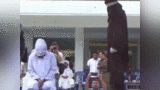 【印度尼西亚】鞭刑法起草人与人妻通奸 被当众执行鞭刑