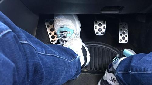 离合器踩下去不回位,不必担心