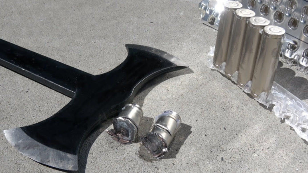 特斯拉汽车的电池是什么样子?看老外暴力打开,安全性能很夸张!