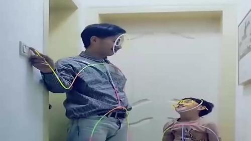 现在都流行这么玩荧光棒的吗?这要是去酒吧,绝对是最靓的仔