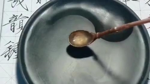 磨墨也要有仪式感,这样的技术堪称一流,内行人一看就知道是高手