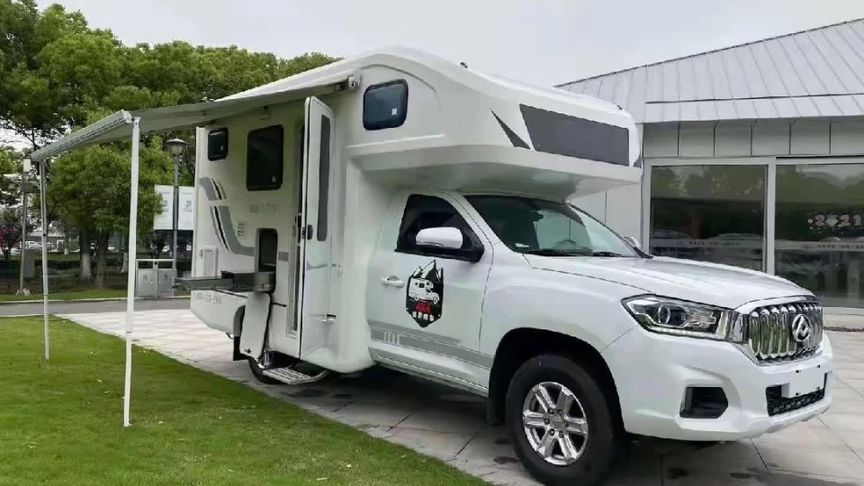 上汽大通MAXUS t60皮卡底盘C型房车,2.0t四驱,6AT自动变速箱。