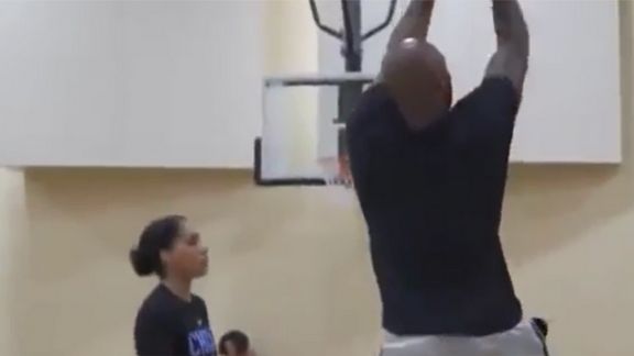 科比背身教学,除了乔丹再也没有这样美如画的后仰跳投了