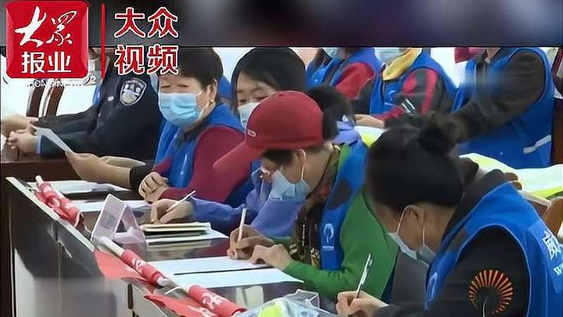 视频|协助指挥保安全 文明交通志愿者在行动