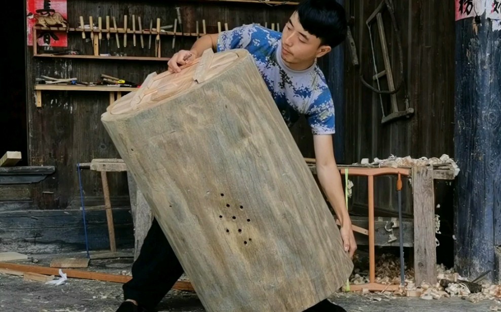 家里今天来了好多蜜蜂,做一个大蜂桶,给蜜蜂安个家