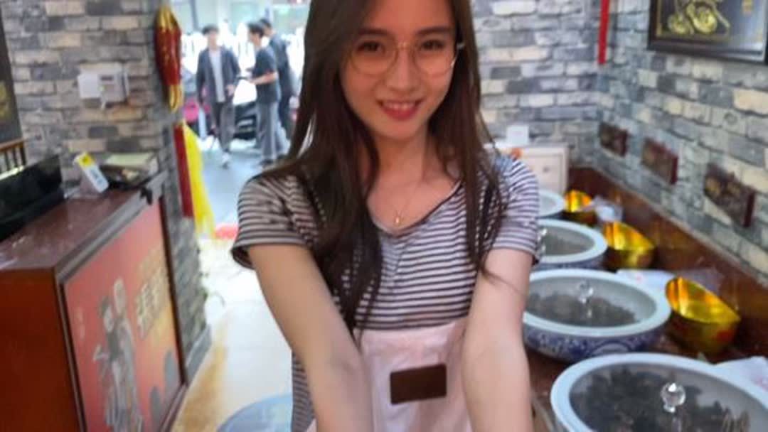 去店里帮忙竟然被小姐姐要微信!