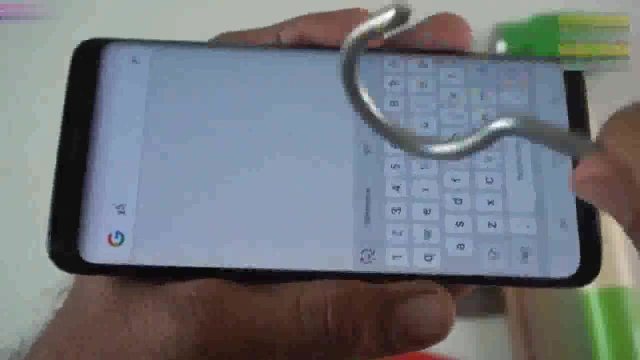 各种工具敲打5分钟,会怎样?三星Galaxy_S9屏幕测试!