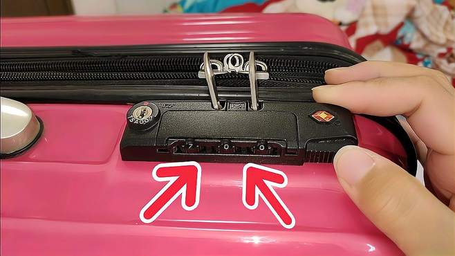 行李箱密码忘记了别着急!原来上面隐藏“小机关”,30秒快速打开