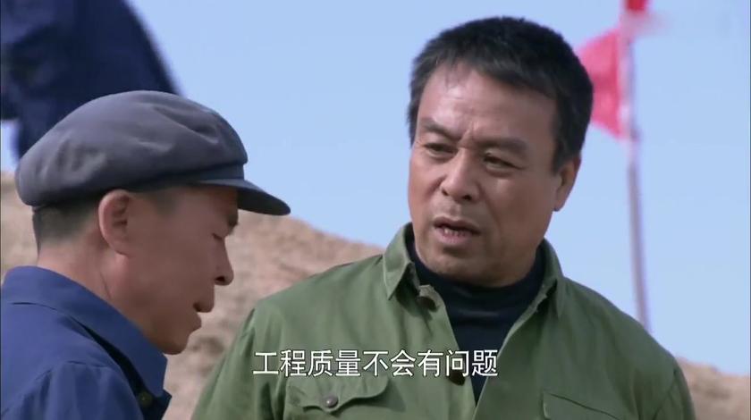 袖珍妈妈:姑娘工地摔倒,不料碰上支架倒塌,直接砸死姑娘老爸