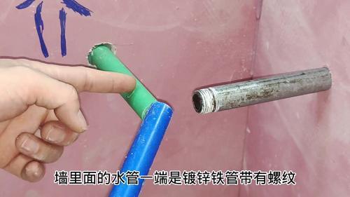 镀锌铁管和PPR水管垂直相交,卡在墙缝里怎么接?方法其实很简单