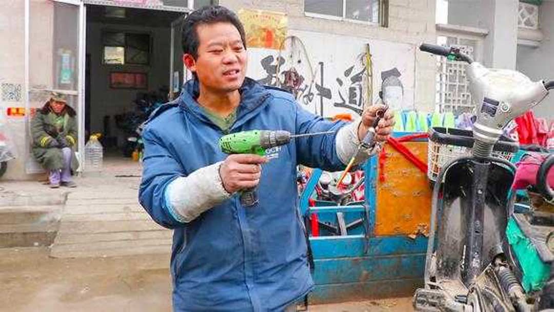 在农村电动车维修行业太难了，花10块钱换电锁，老人还叫免费换