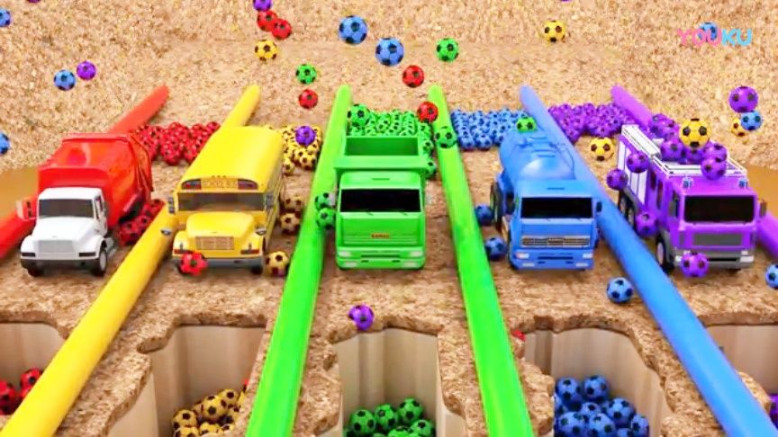 汽车动画:迷你工程车们用足球拯救掉进坑里的小汽车