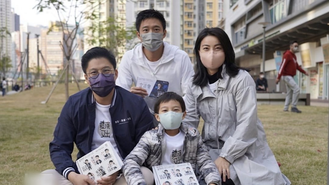 霍启刚郭晶晶带儿子街头拉选票 亲弟一同现身帮宣传