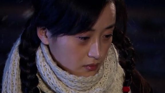 姑娘狠心把孩子丢在火车站,过后又后悔了,不料火车开走,姑娘心碎了!