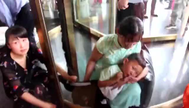 酒店旋转门在孩子看来有强大的吸引力,但家长可得注意了,孩子的#好奇...