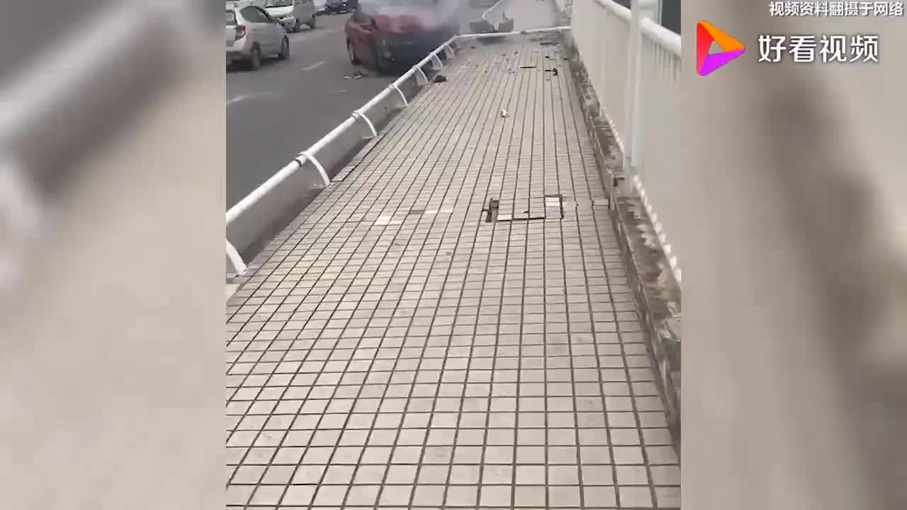 3D动画还原重庆公交坠江过程 公交突然越过中心实线与轿车相撞