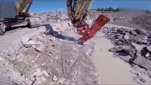挖掘机装上破碎锤,一锤下去,再硬的大石都搞定