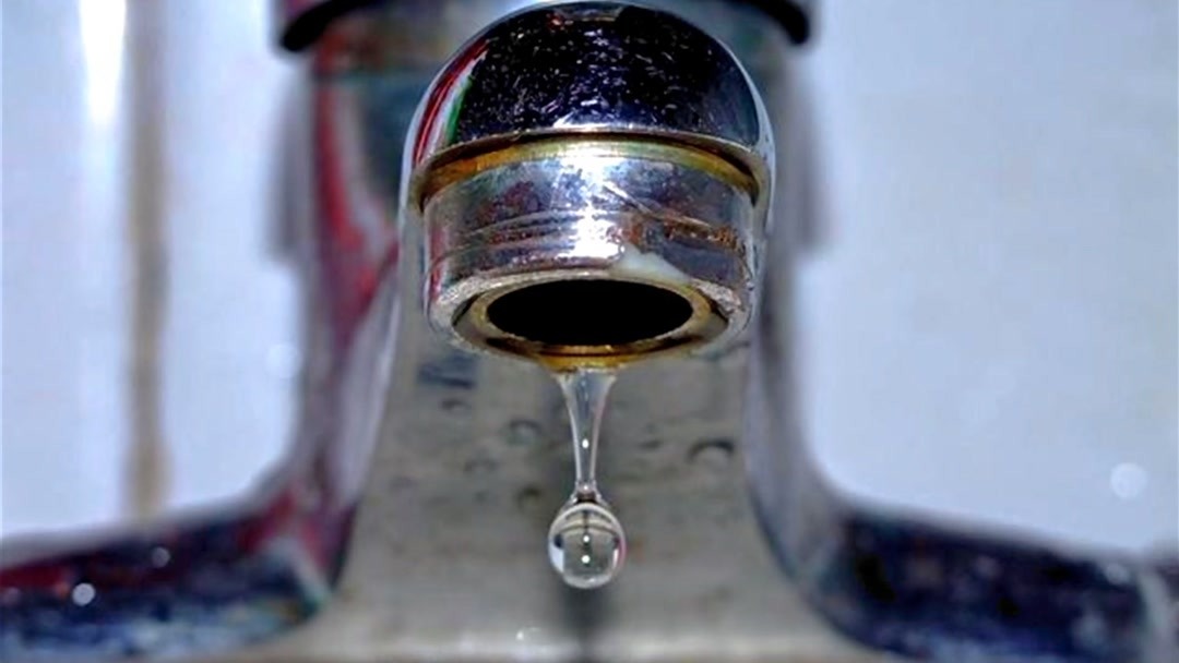 水龙头慢慢滴水,水表到底走不走?多亏水表师傅提醒,不然吃大亏