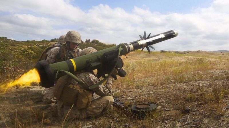 实拍美军标枪反坦克导弹威力 坦克被打成废铁