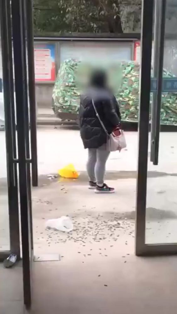 ...视频网站自动续费扣的】1月8日,四川武胜县,一女子报警称银行卡里...