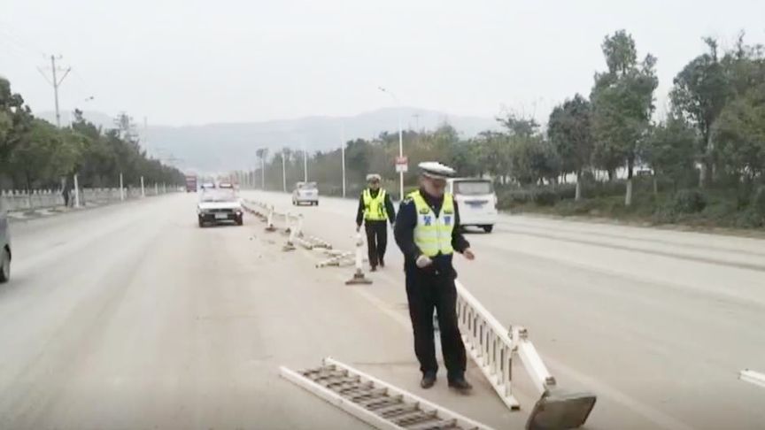 男子凌晨驾车打瞌睡,撞坏隔离护栏后逃离,不料7小时后被查处!