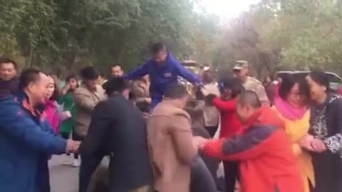 偶尔翻到儿子小时候在学校举办亲子活动的视频,家长用手给孩子搭起...