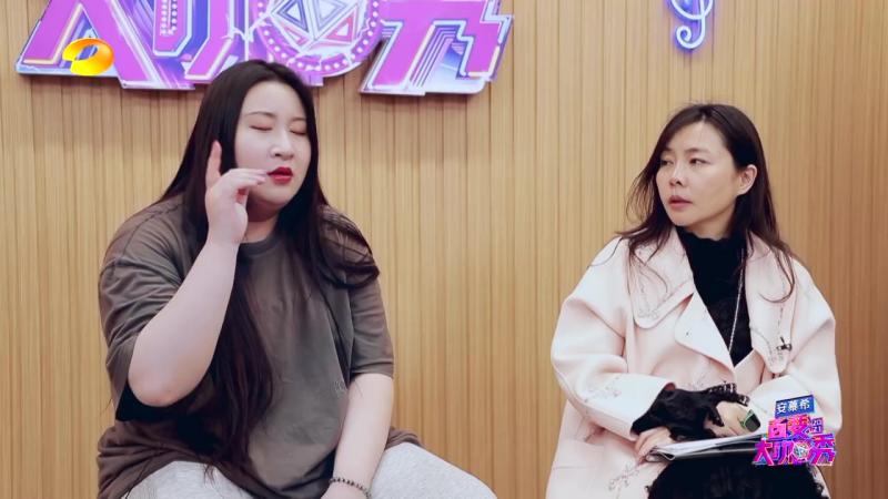 【百变大咖秀 微直播】 锤娜丽莎模仿黄小琥声音太像了,锤锤嘎嘎锤娜...