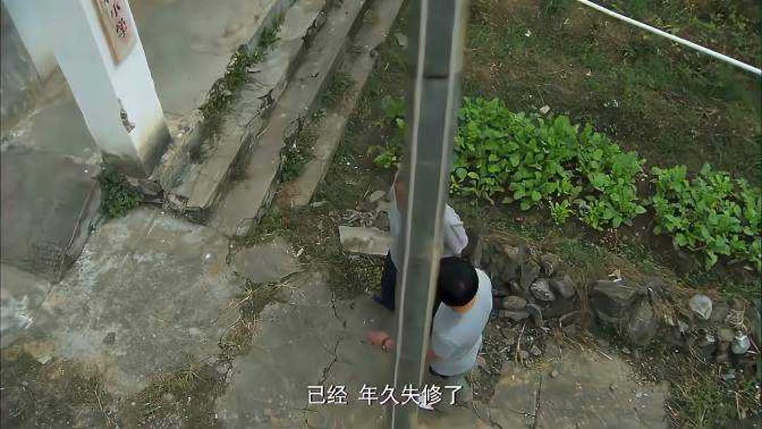 山里山外:校长带小伙了解学校环境,教室极其简陋桌椅都没有几张