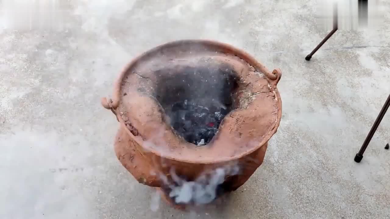 液氮除了用作制冷剂还能用来灭火?看老外实验才知道.