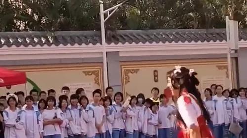 校园运动会开幕式,不是啦啦队而是个男的开场,男扮女装舞姿还这么妖娆!