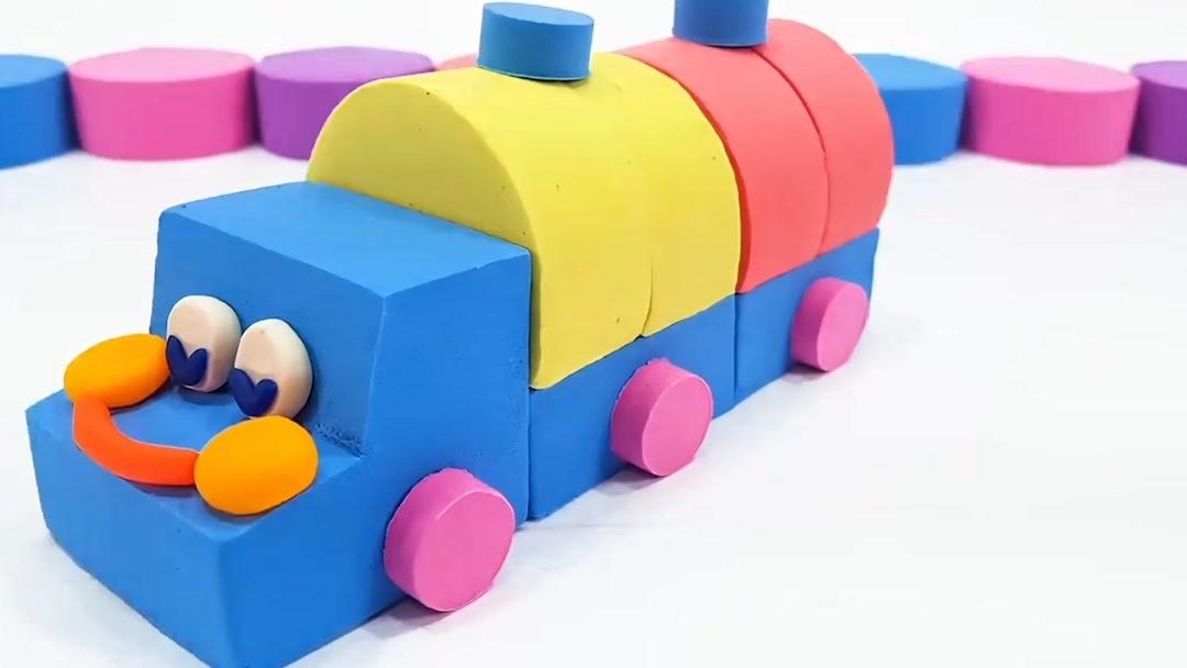 一起用太空沙为大货车制作各种颜色的车轮,一起来运输货物吧