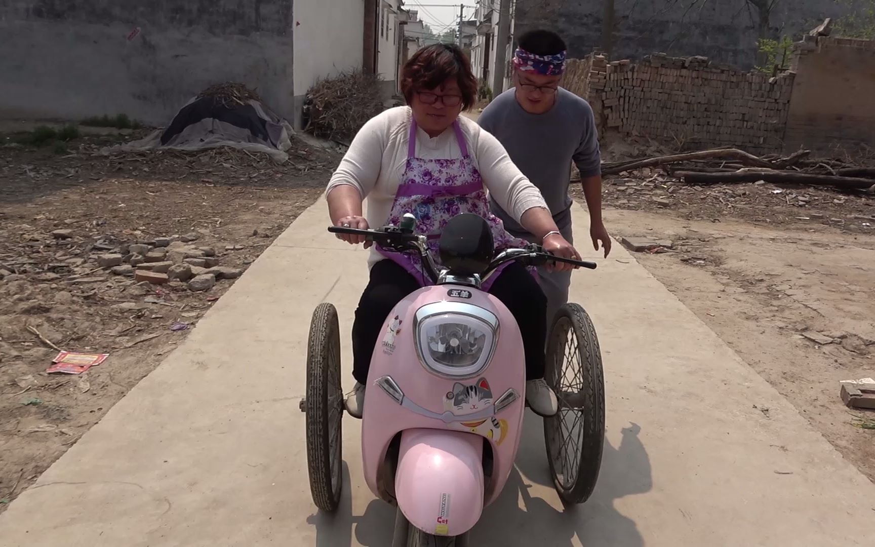 小伙自制电动四轮车,村民说这个设计好沙雕