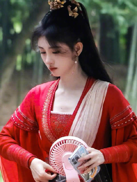 #咪咕星鲜事##鞠婧祎韩菱纱红衣造型路透#@鞠婧祎 ...