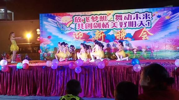 今晚学校搞迎新晚会姐姐跳舞真好看ߘ�ߘ�ߘ