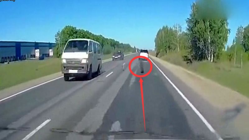 轿车把滚动的轮胎撞飞,更倒霉的还在后面!