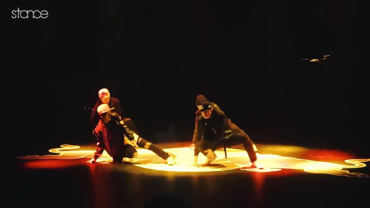 炫酷灯光战衣爵士舞表演,简单韩舞教学视频