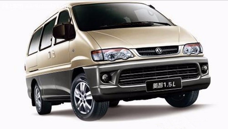 手动挡车堵车时,一定要把离合抬到这个位置再加油,做错了很毁车