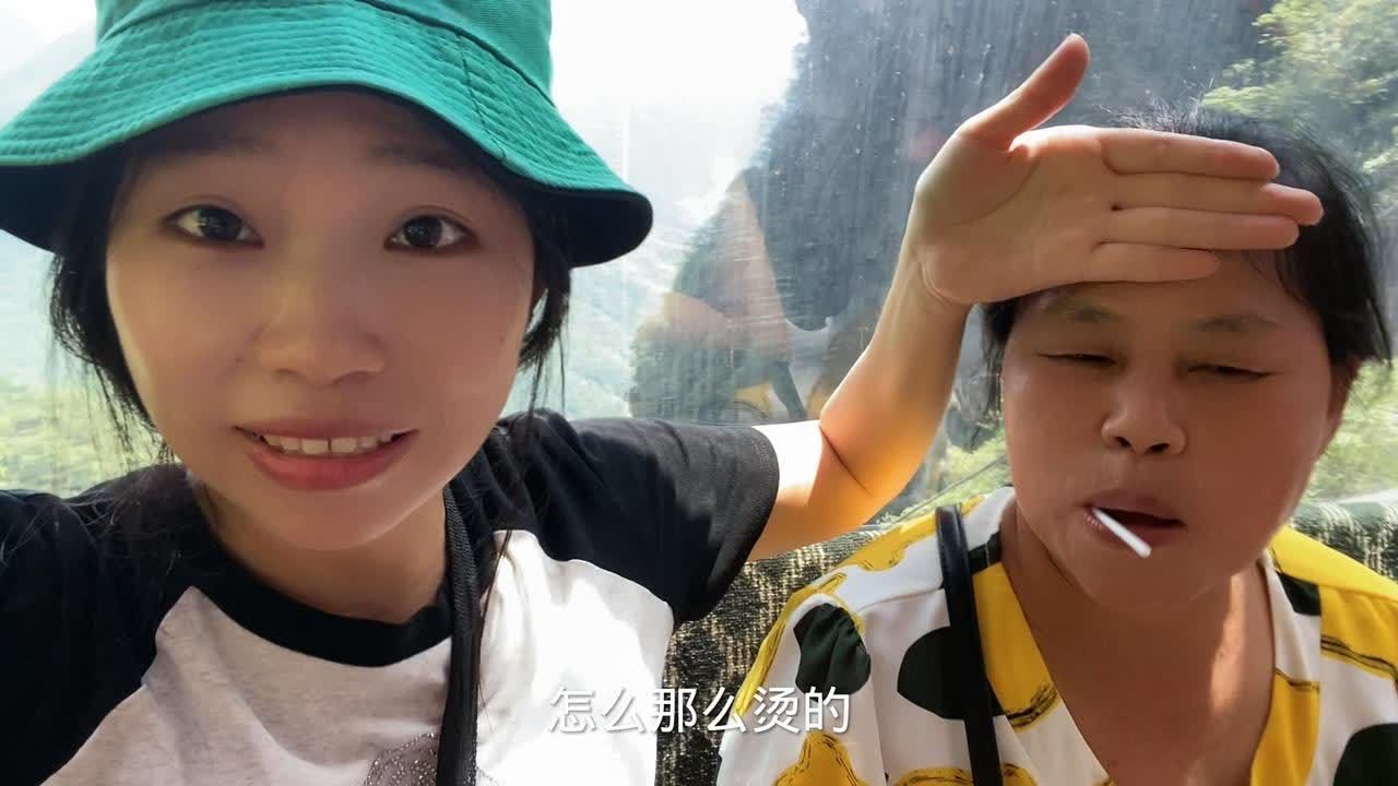 带老妈去小张家界玩,凤妈第一次坐缆车热的满头大汗,往下看好高