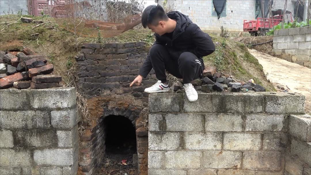 农村如何烧制木炭,用传统土窑方法在家边就能制作,大家见过吗?