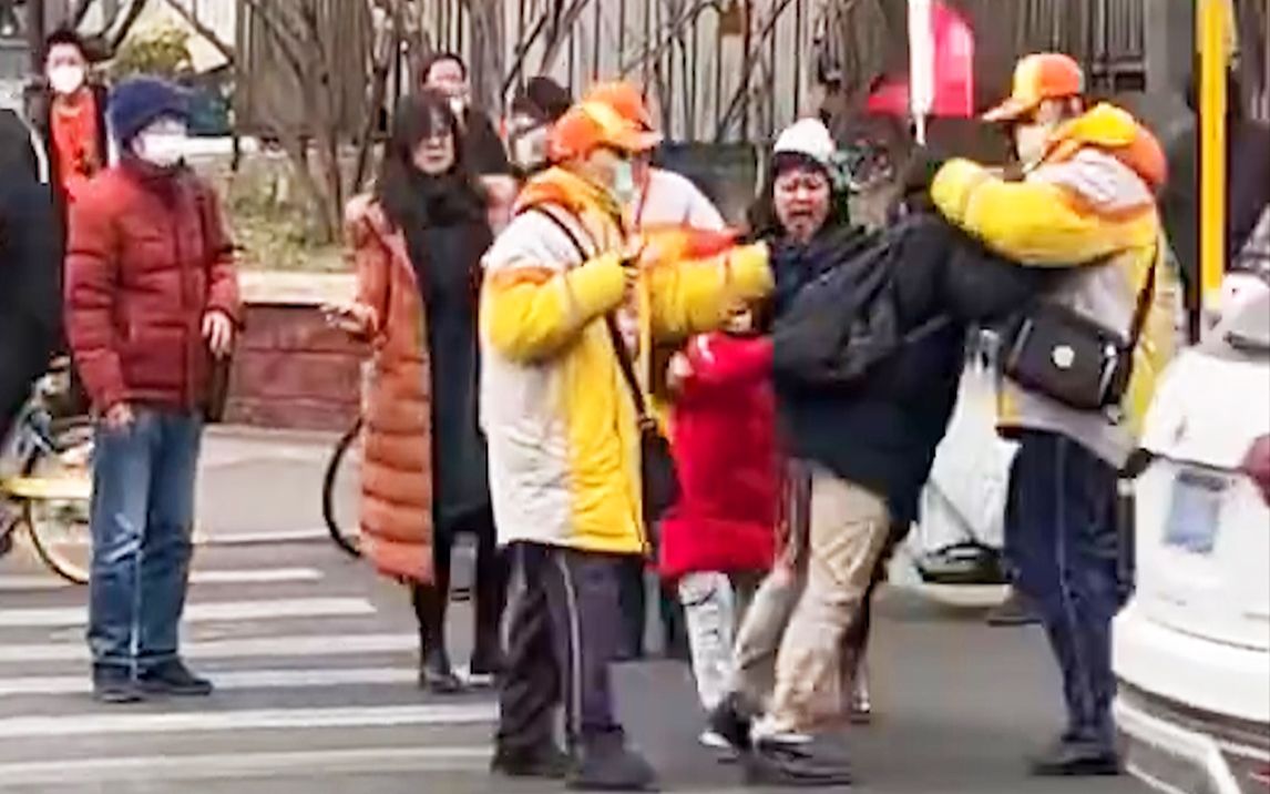 1140:一个大男人撒泼打诨,让孩子看了怎么想!