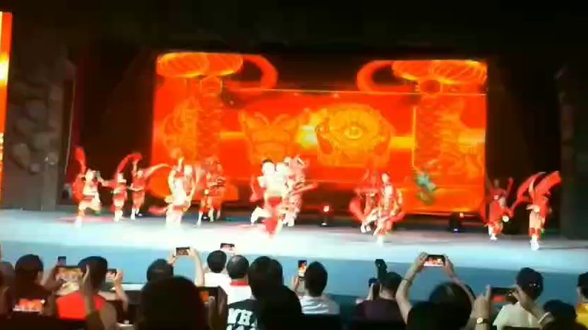 好一个安塞腰鼓!却不是安塞人表演的,而是恒口艺馨学校表演的。