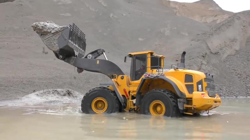 RC挖掘机模型业展示,一次能铲这么多的泥浆,动力真是强悍