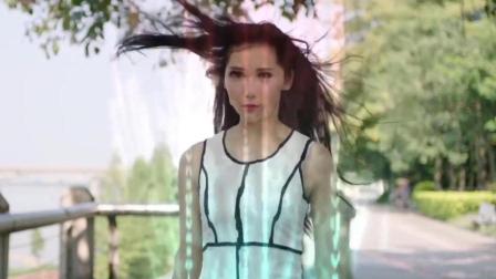 美女展示孙悟空的瞬间移动之术, 环卫阿姨都被吓到了
